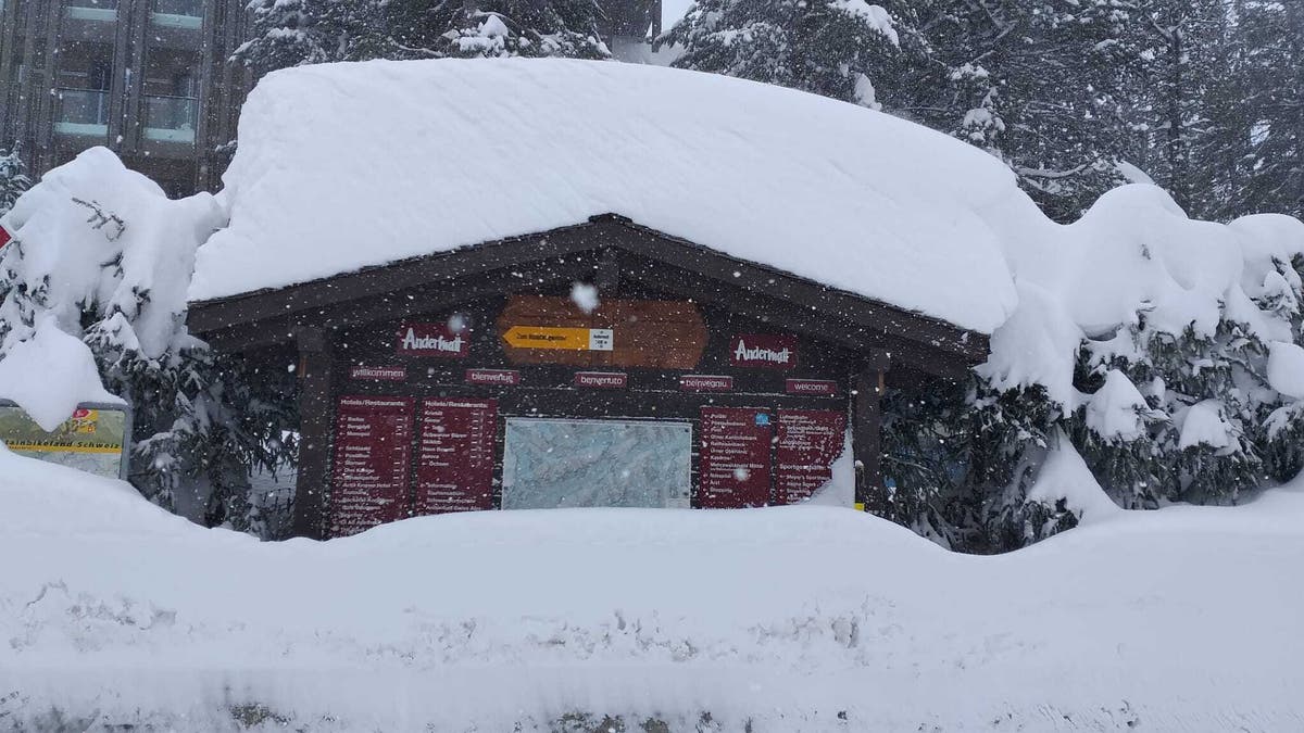 Wetter - Heftiger Schneefall sorgt in Andermatt erneut für Winterstimmung Wetter - Heftiger Schneefall sorgt in Andermatt erneut für Winterstimmung