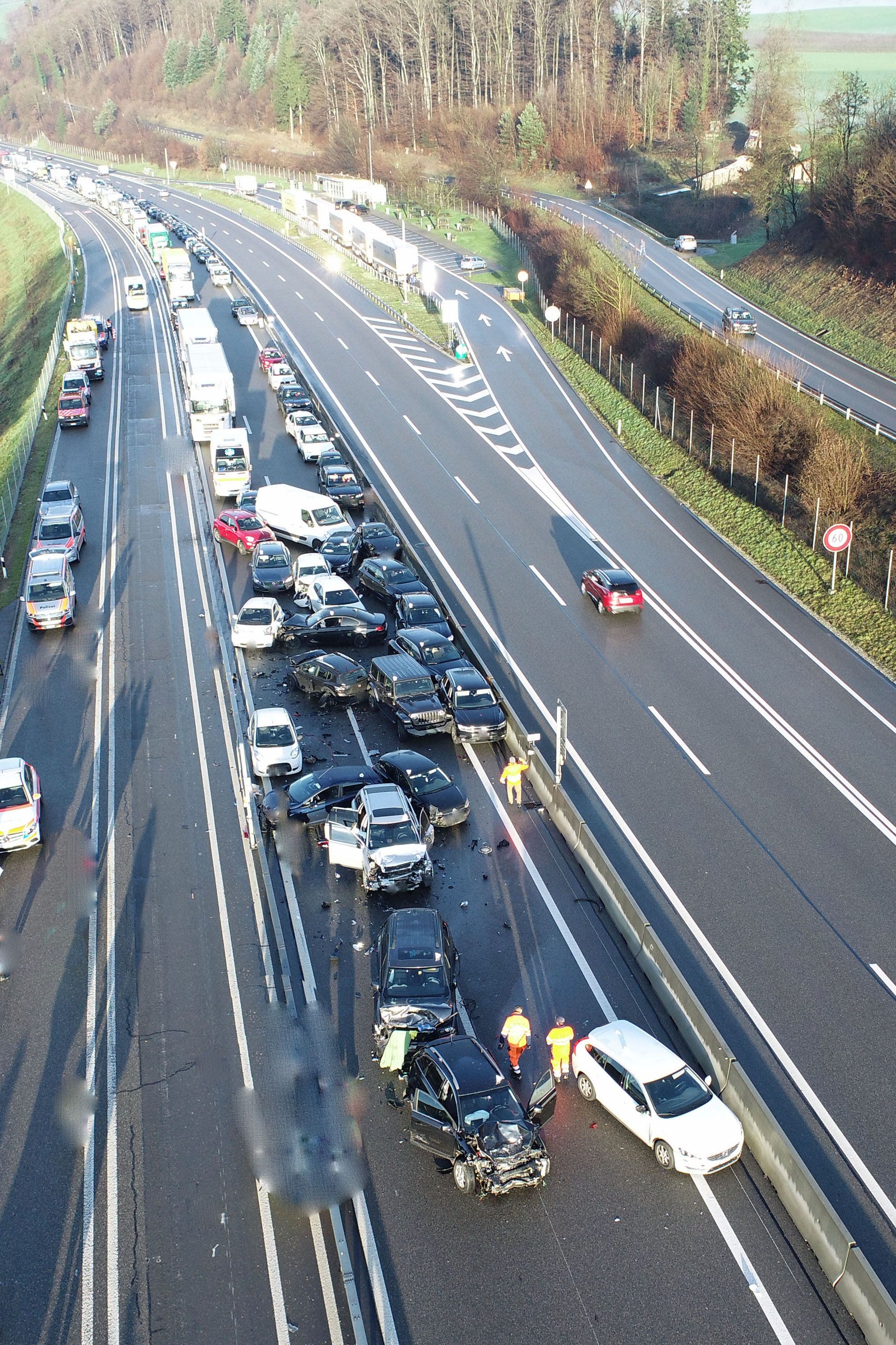Unfall auf A2 - Massenkarambolage zwischen Dagmersellen und Sursee Unfall auf A2 - Massenkarambolage zwischen Dagmersellen und Sursee