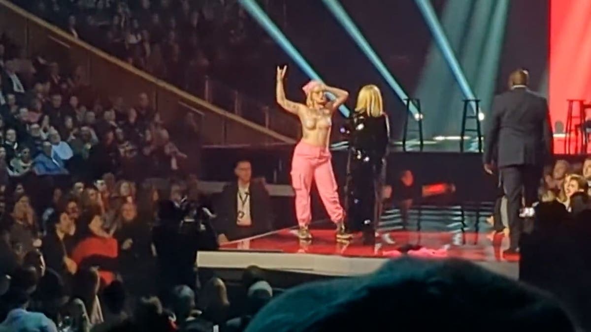 Video: Avril Lavigne schickt Aktivistin von Bühne weg Video: Avril Lavigne schickt Aktivistin von Bühne weg