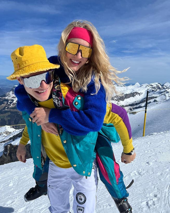 Marco Odermatt fährt im 80er-Outfit auf dem Titlis Ski Marco Odermatt fährt im 80er-Outfit auf dem Titlis Ski